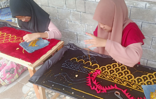 Asyiknya Menyulam Arguci di Kampung Melayu; Melestarikan Kerajinan ...